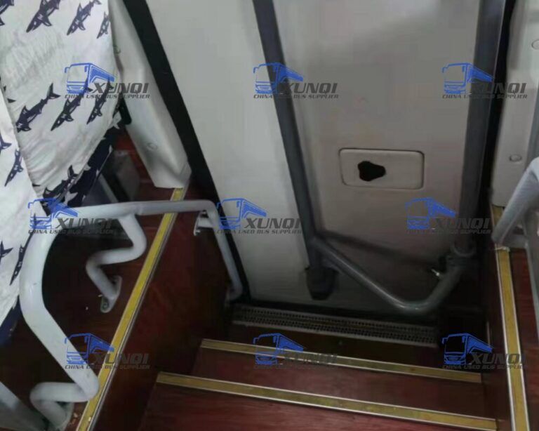 Used Bus 49 Seats Leaf Spring 2019 Year Middle Door Yutong ZK6115